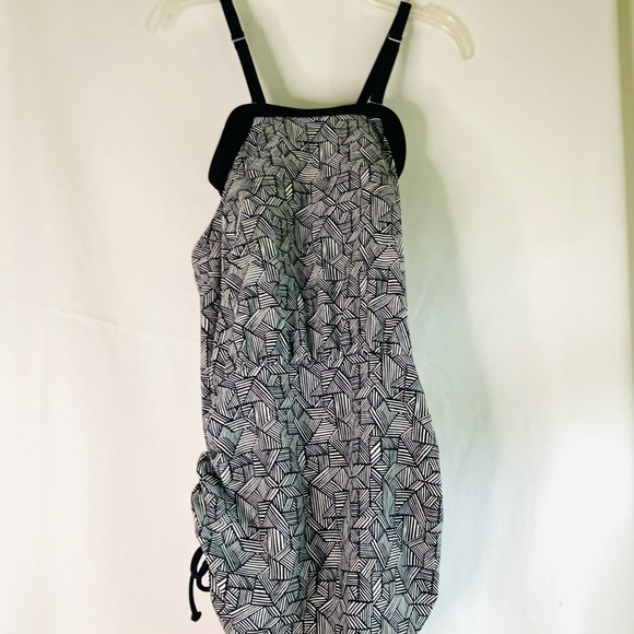 Athleta | Swim | Athleta Black And White Linear Triangle Print Tankini ...